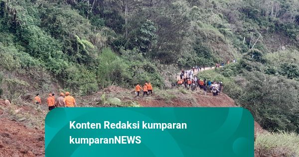 Belasan Pemotor dan 2 Mobil Tertimbun Tanah Longsor di Luwu, 4 Orang Tewas | kumparan.com